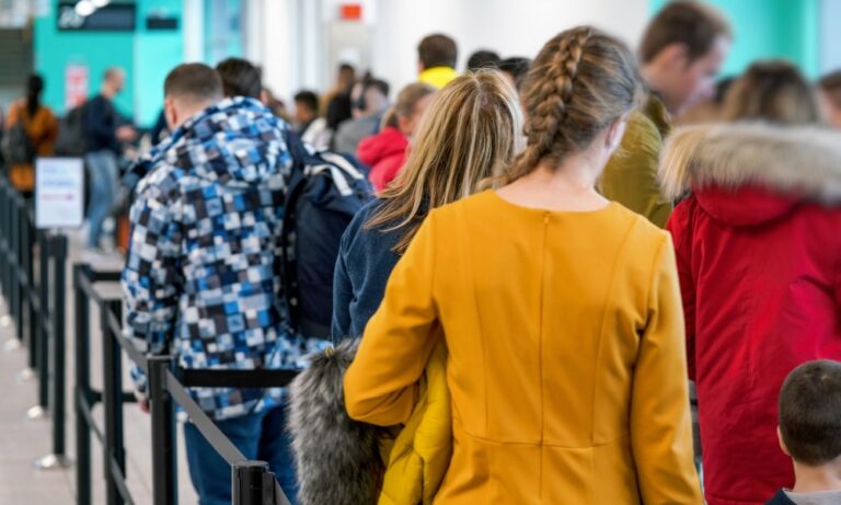 When Are the Least Crowded Flight Times? | Going Places